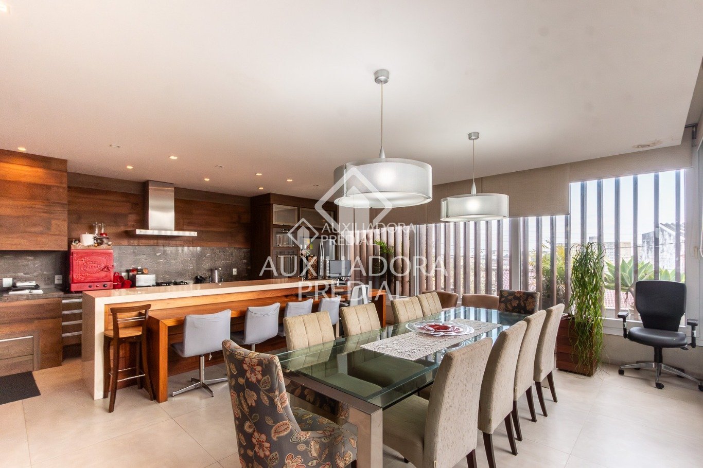 Casa com 4 quartos e 450m² à venda em Santo Antônio, Porto Alegre.